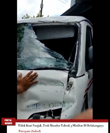Tidak Kuat Nanjak, Truk Mundur Tabrak 3 Mobil dan 2 Motor - Portal Insiden